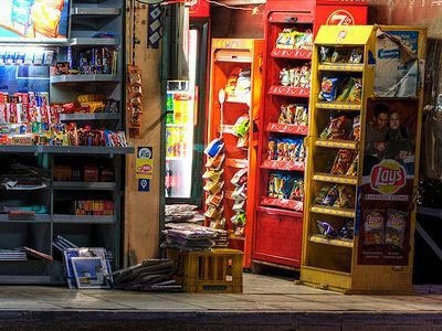 “ΒΡΟΧΗ” από ΣΦΑΙΡΕΣ πολεμικού όπλου σε ΠΕΡΙΠΤΕΡΑ στον Κορυδαλλό ...