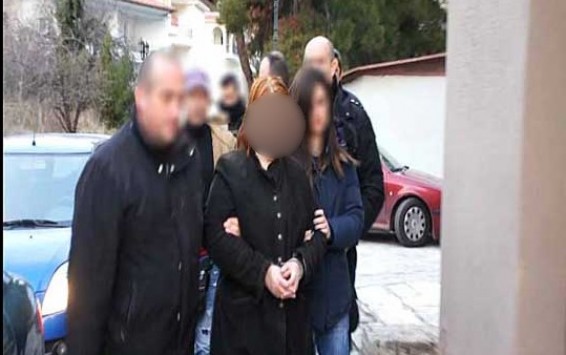 ΝΤΥΘΗΚΕ ΣΤΑ ΜΑΥΡΑ Η “ΜΑΝΑ” ΤΟΥ ΚΩΣΤΗ ΚΑΙ ΠΗΓΕ ΣΤΟΝ ΑΝΑΚΡΙΤΗ! ΤΑ ΠΕΝΘΙΜΑ ...