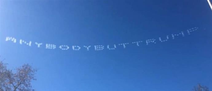 “Κράξιμο”… από αέρος στον Ντόναλντ Τραμπ – Makeleio.gr