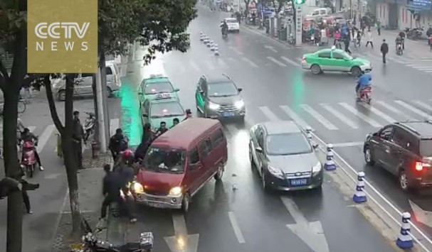 ΣΥΓΚΛΟΝΙΣΤΙΚΟ ΒΙΝΤΕΟ: Γυναίκα βρέθηκε κάτω από τις ρόδες φορτηγού ...