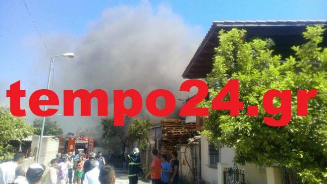 Ασταμάτητες ΕΚΡΗΞΕΙΣ και ανεξέλεγκτη ΦΩΤΙΑ σε αποθήκη χαρτικών στις ...