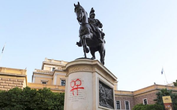 ΕΒΑΨΑΝ με σπρέι το άγαλμα του Κολοκοτρώνη στην Αθήνα! – Αποκαλύπτουμε ...