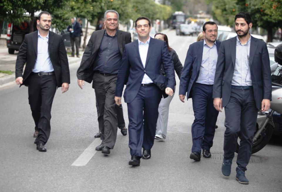ΑΠΙΣΤΕΥΤΟ και όμως ΑΛΗΘΙΝΟ:Δείτε πόσοι αστυνομικοί φρουρούν τον Τσίπρα ...