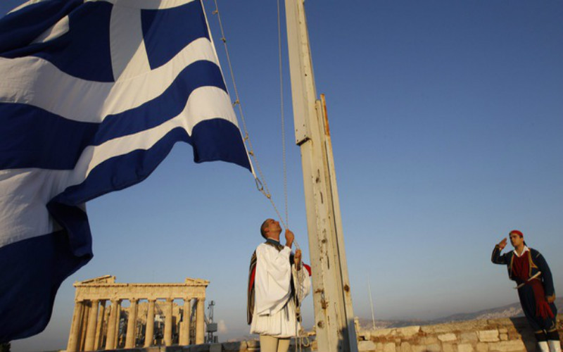 ΠΟΤΕ δεν απαγορεύθηκε η ανάρτηση της σημαίας μας το ακούτε; ΠΟΤΕ!!! Μην ...
