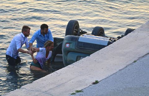 Γυναίκα ΕΠΕΣΕ με το ΑΥΤΟΚΙΝΗΤΟ της στο λιμάνι του ΛΟΥΤΡΑΚΙΟΥ! Στο ΤΣΑΚ ...