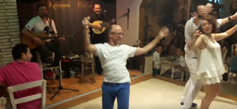 Άντρας ΔΙΝΕΙ ΠΟΝΟ και κλέβει την παράσταση από γυναίκα με απίστευτο ...