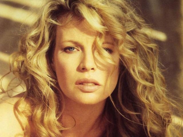 Η κόρη της Kim Basinger ποζάρει ημίγυμνη και σκανδαλίζει! – Makeleio.gr