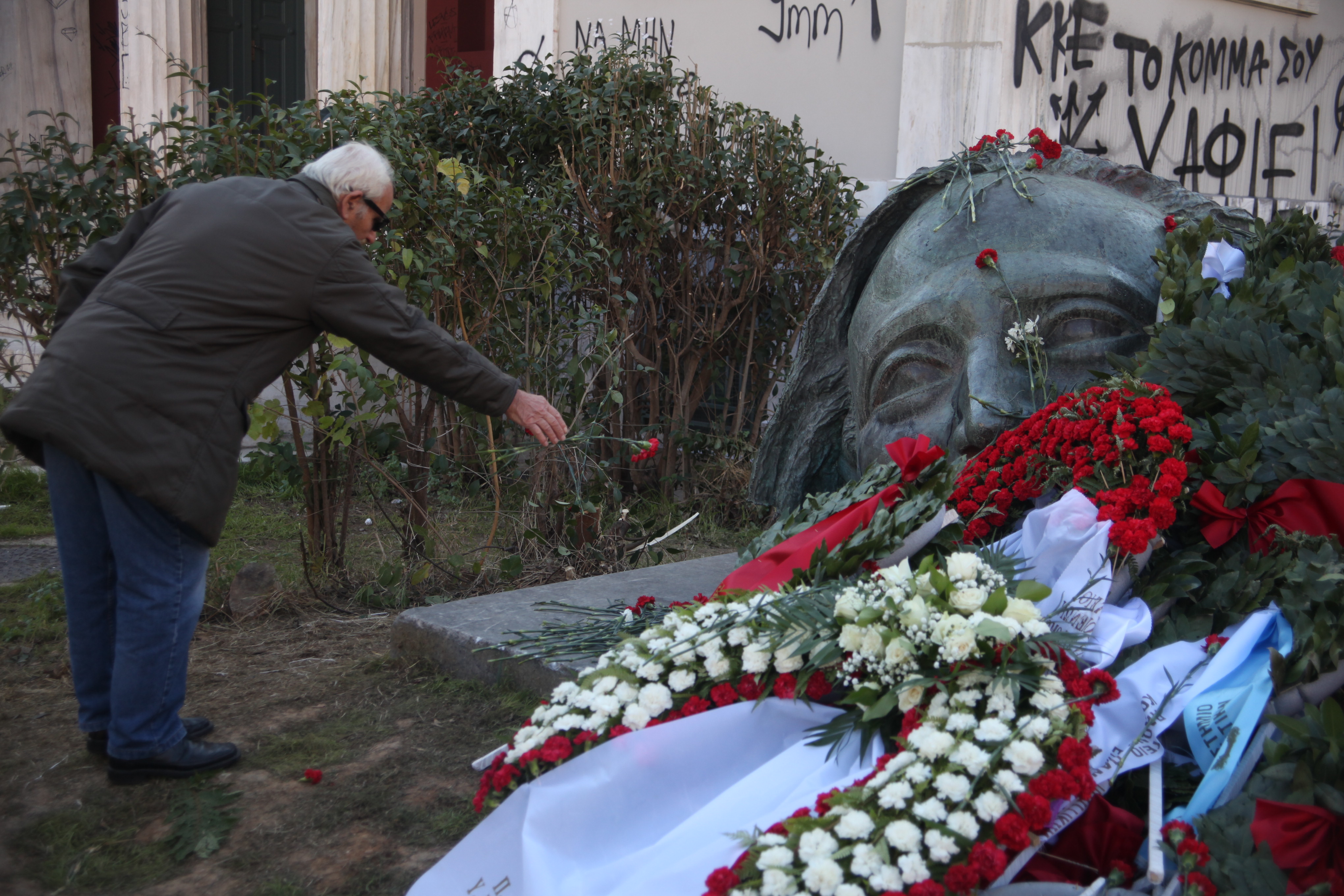 ΕΠΕΤΕΙΟΣ Πολυτεχνείου: ΞΕΚΙΝΗΣΑΝ τα επεισόδια! Αναρχικοί επιτέθηκαν σε ...