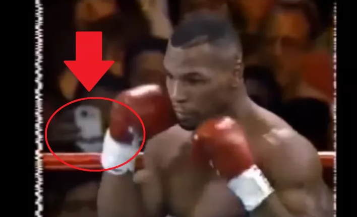 ΣΑΛΟΣ με τον ταξιδιώτη στο χρόνο: Εμφανίστηκε με smartphone σε αγώνα ...