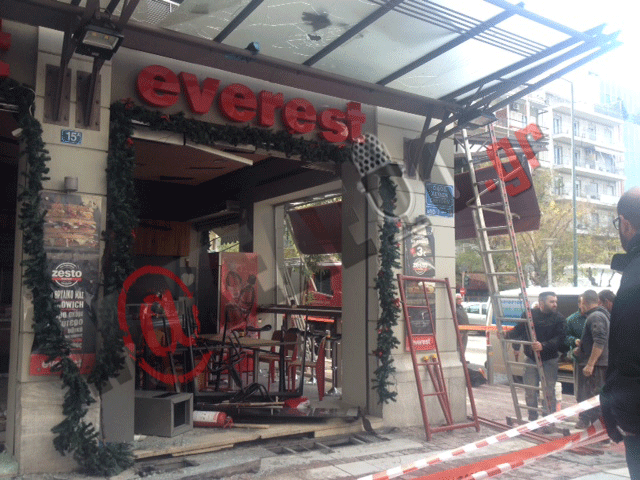 ΚΑΤΑΣΤΡΑΦΗΚΕ ολοσχερώς το Everest στην Πλατεία Βικτωρίας! Νεκρή η ...