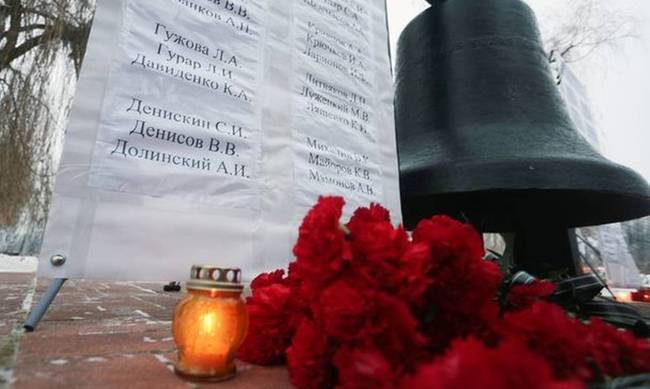 ΑΝΑΤΡΙΧΙΛΑ: Η ΑΔΙΚΟΧΑΜΕΝΗ ΧΟΡΩΔΙΑ ΤΟΥ ΚΟΚΚΙΝΟΥ ΣΤΡΑΤΟΥ ΤΡΑΓΟΥΔΑΕΙ ΣΤΑ ...