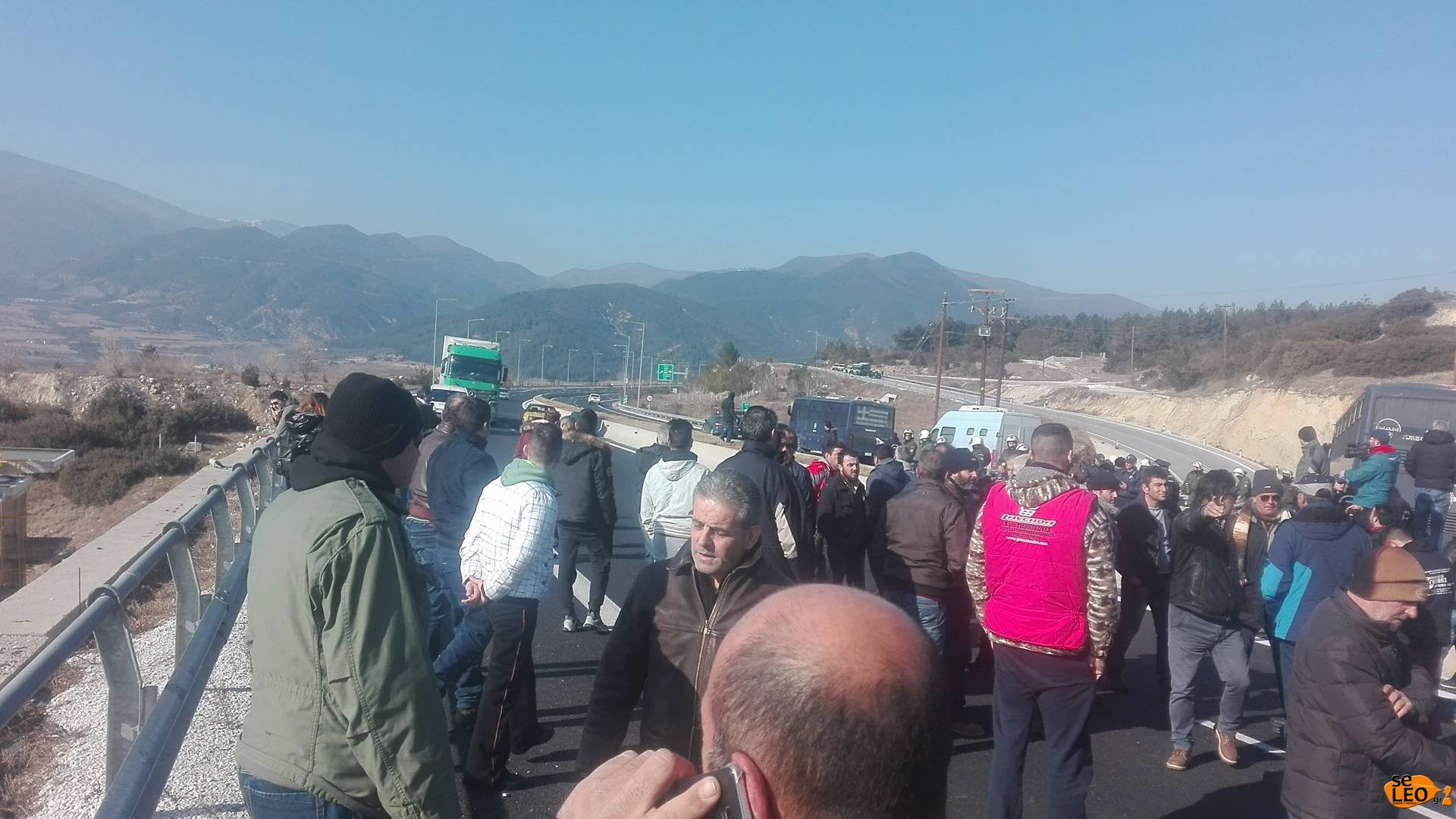 Κινητοποιήσεις αγροτών: Μπλόκα στα μπλόκα! ΕΝΤΑΣΗ με αστυνομικούς στο ...