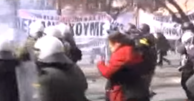 BΙNTEO από άλλη κάμερα από τα επεισόδια με τους αγρότες -ΠΟΛΥ ΞΥΛΟ ...