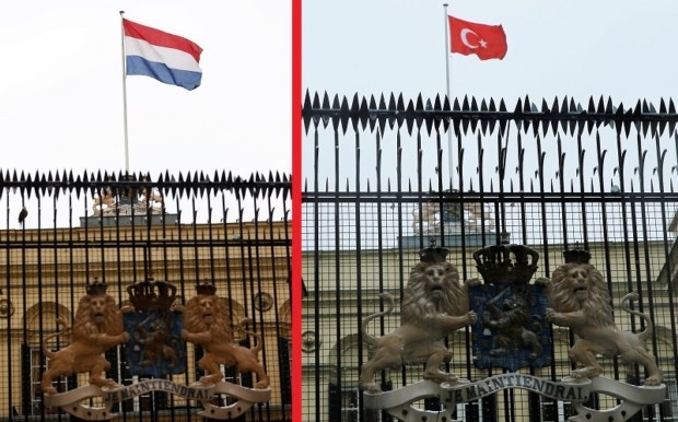 ΜΕ ΣΚΥΛΙΑ ΚΑΙ ΙΠΠΙΚΟ ΔΙΕΛΥΣΕ Η ΟΛΛΑΝΔΙΚΗ ΑΣΤΥΝΟΜΙΑ ΤΟΝ ΤΟΥΡΚΙΚΟ ...