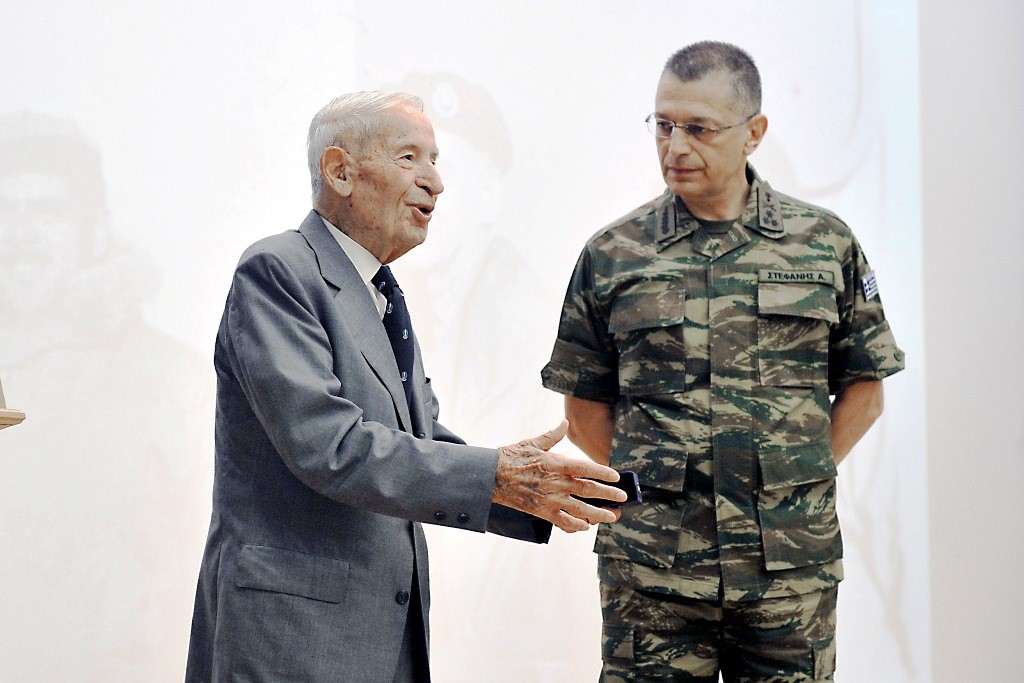 “ΚΟΜΑΝΤΟ”!! Ο 95χρονος Στρατηγός Κόρκας, μίλησε σε στελέχη του ΓΕΣ ...
