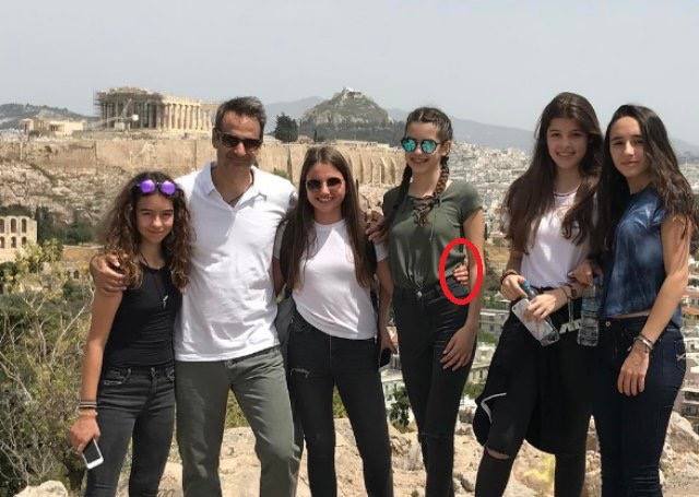 ΣΤΗ ΦΩΤΟΓΡΑΦΙΑ με τον Κυριάκο Μητσοτάκη! ΤΟ ΧΕΡΙ που πετάγεται …από το ...