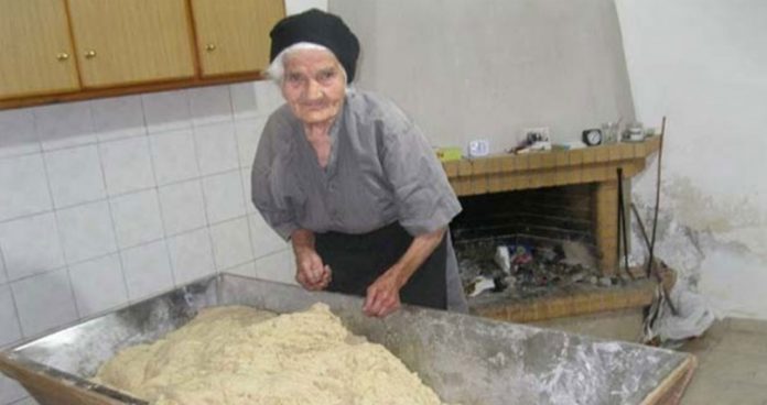 Ειναι 89 ΕΤΩΝ… ΚΡΗΤΙΚΙΑ… δουλεύει στα χωράφια, ζυμώνει ΚΙΛΑ παραδοσιακό ...