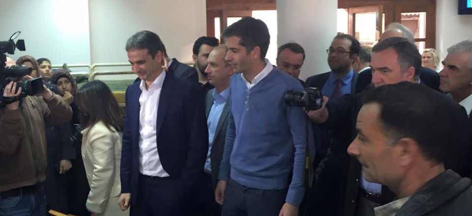 ΕΒΓΑΛΑΝ ΤΑ “ΤΣΕΚΟΥΡΙΑ ΤΟΥ ΠΟΛΕΜΟΥ” ΜΕ ΤΗ ΝΤΟΡΑ ΝΑ ΚΡΑΤΑΕΙ ΠΟΛΥΒΟΛΟ. ΔΕΝ ΛΕΝΕ ΟΥΤΕ ΚΑΛΗΜΕΡΑ ...