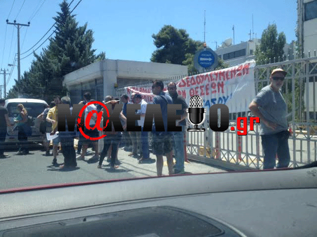 ΤΩΡΑ! ΓΙΑ ΛΙΓΟ να πέσει ΞΥΛΟ μεταξύ Στέφανου Χίου και εργατοπατέρα ...