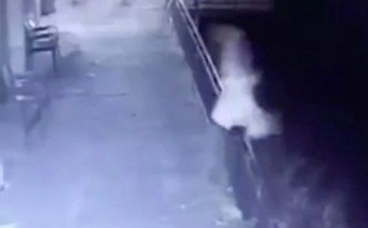 ΒΙΝΤΕΟ ΣΟΚ: ΠΕΤΑΕΙ την ΓΥΝΑΙΚΑ του ΑΠΟ το ΜΠΑΛΚΟΝΙ – ΠΡΟΣΟΧΗ ΣΚΛΗΡΕΣ ...