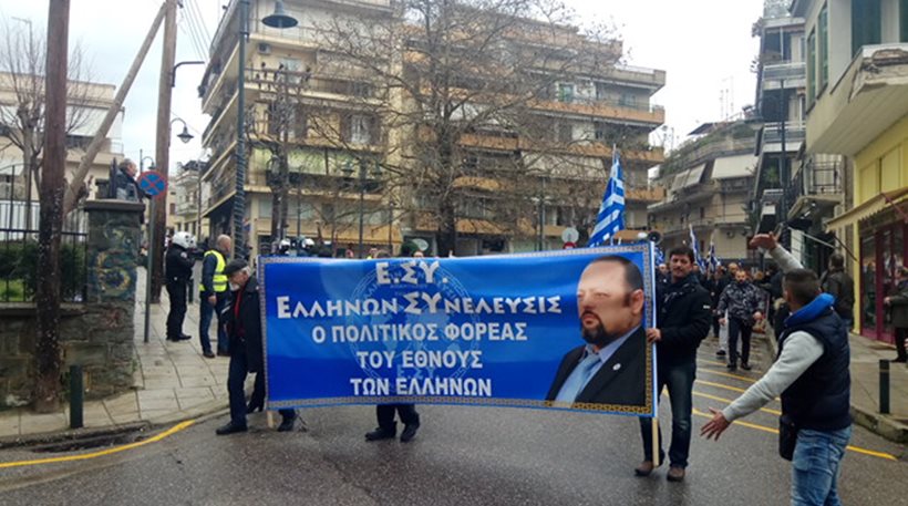 ΑΓΡΙΑ ΕΠΕΙΣΟΔΙΑ στο Αγρίνιο μεταξύ αντιεξουσιαστών και οπαδών του Σώρρα ...