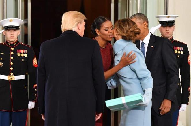 Μισέλ Ομπάμα: Αποκάλυψε τι είχε το γαλάζιο κουτί που της έδωσε η ...