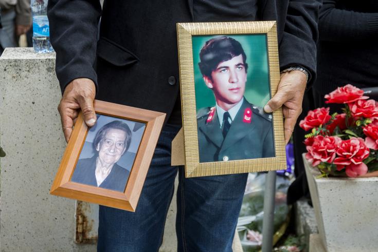 ΑΝΑΤΡΙΧΙΛΑ!!! Κύπρια μάνα ξέθαψε με τα χέρια της τον γιό της το 1974 ...