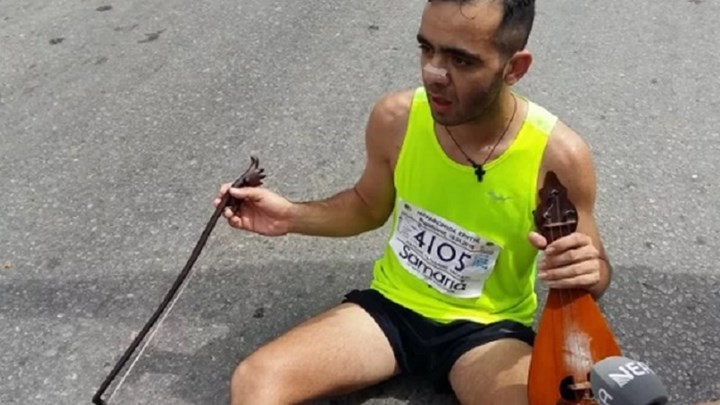 ΜΠΡΑΒΟ ΣΟΥ ΛΕΒΕΝΤΗ ΜΟΥ! Μαραθωνοδρόμος έπαιξε με λύρα μαντινάδα στη ...