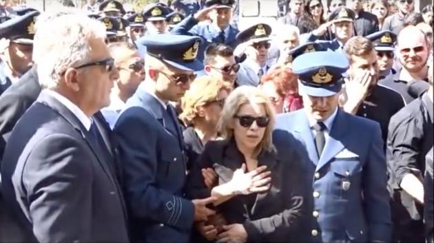 ΡΑΓΙΣΑΝ και οι ΠΕΤΡΕΣ! Συγκλονιστικός αποχαιρετισμός της χήρας του ήρωα ...