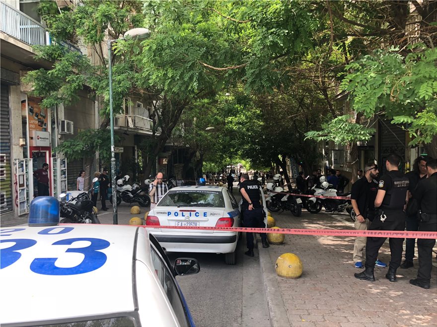 ΕΠΕΣΑΝ ΒΡΟΧΗ ΟΙ ΠΥΡΟΒΟΛΙΣΜΟΙ ΣΤΗΝ ΠΛΑΤΕΙΑ ΒΙΚΤΩΡΙΑΣ – ΠΥΡΟΒΟΛΗΣΑΝ ΑΝΔΡΑ ...