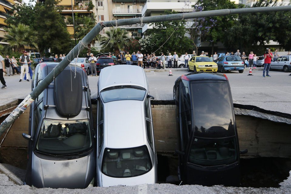 Δεν σταματά να πέφτει το οδόστρωμα στο υπαίθριο πάρκινγκ στην Καλλιθέα ...