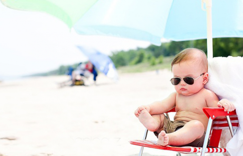 Το πρώτο μπάνιο του μωρού στη θάλασσα – Makeleio.gr