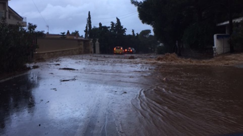 ΞΥΠΝΗΣΑΝ ΜΝΗΜΕΣ ΑΠΟ ΤΗΝ ΤΡΑΓΩΔΙΑ ΣΤΗΝ ΜΑΝΔΡΑ: Σε ποτάμια μετατράπηκαν ...