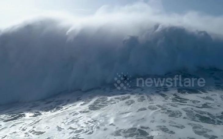 ΔΕΙΤΕ ΤΟ!! Σέρφερ προσπαθεί να δαμάσει γιγάντια κύματα (ΒΙΝΤΕΟ ...