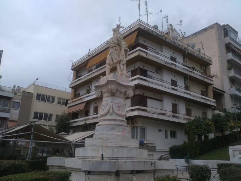 ΘΑ ΣΑΣ ΑΝΕΒΕΙ ΤΟ ΑΙΜΑ ΣΤΟ ΚΕΦΑΛΙ! Έβαψαν ροζ το άγαλμα του Αθανάσιου ...