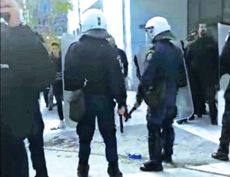 ΕΦΑΓΑΝ ΤΟ ΞΥΛΟ ΤΗΣ ΧΡΟΝΙΑΣ ΤΟΥΣ ΜΕ ΓΡΟΘΙΕΣ ΚΑΙ ΚΡΑΝΗ ΟΙ ΑΣΤΥΝΟΜΙΚΟΙ ΑΠΟ ...