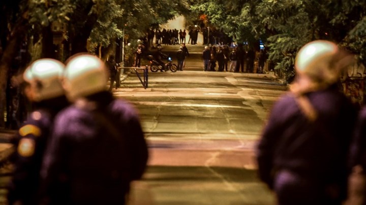 ΠΕΦΤΟΥΜΕ ΑΠΟ ΤΑ ΣΥΝΝΕΦΑ! Μέλος του Ρουβίκωνα ανάμεσα στους συλληφθέντες ...