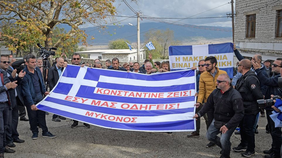 Κηδεία ΗΡΩΑ Κωνσταντίνου Κατσίφα: Πλημμύρισαν με ελληνικές σημαίες οι ...