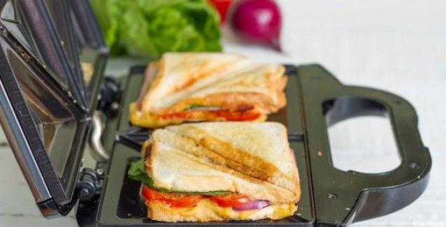 Αυτό είναι το κόλπο για να παραμένει η τοστιέρα πεντακάθαρη! – Makeleio.gr