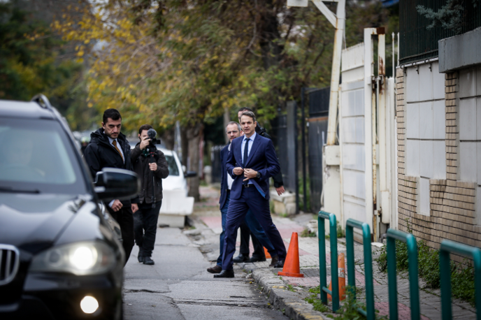 Δείτε με τι αυτοκίνητο έφτασε στον «βομβαρδισμένο» ΣΚΑΙ ο Κυριάκος ...