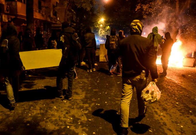 ΣΥΜΒΑΙΝΕΙ ΤΩΡΑ – ΕΡΧΕΤΑΙ ΔΥΣΚΟΛΗ ΝΥΧΤΑ για το κέντρο της Αθήνας! Φωτιές ...