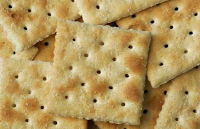 Ξέρετε γιατί τα κράκερ έχουν τρύπες; – Makeleio.gr