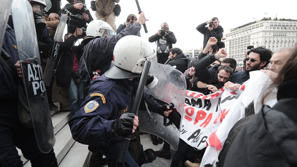 Αγρια ΕΠΕΙΣΟΔΙΑ με χημικά στην πορεία των εκπαιδευτικών – Προσπάθησαν ...