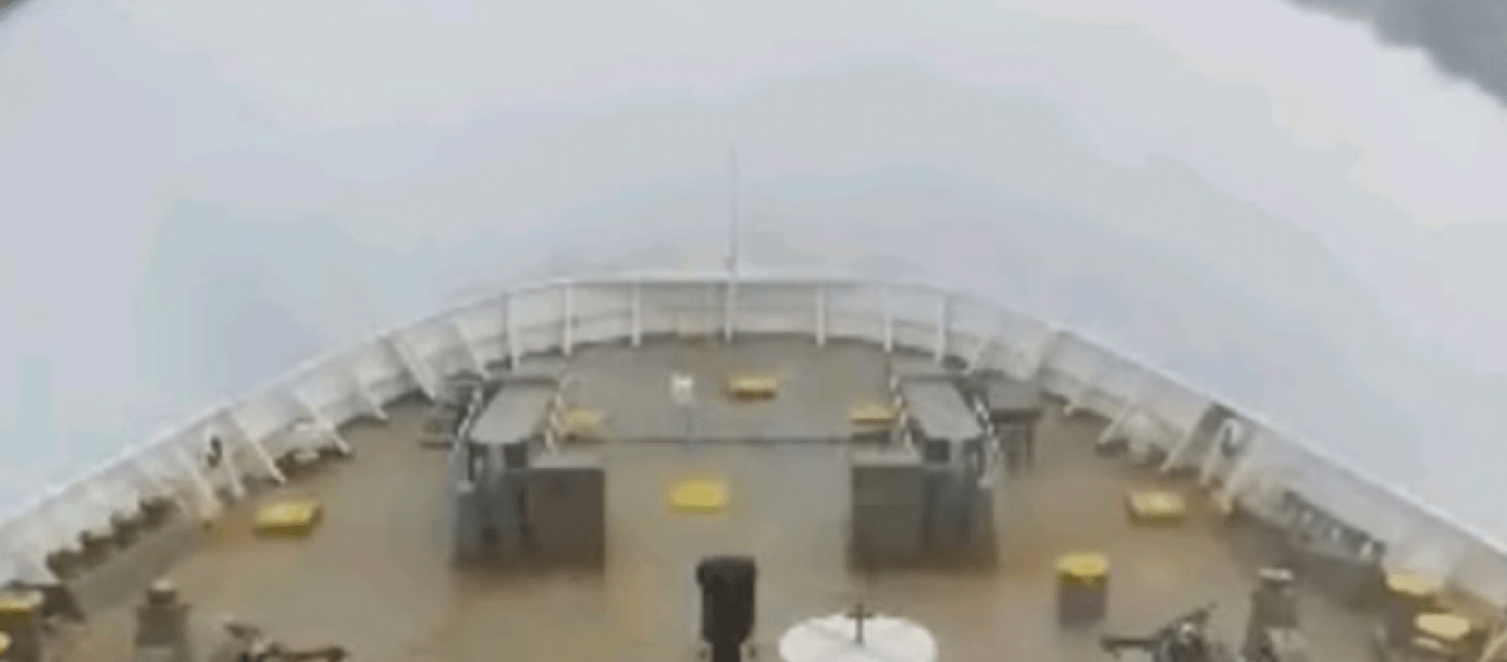 Ελληνικό καράβι «παλεύει» με κύματα 10 μποφόρ στην Αδριατική (ΒΙΝΤΕΟ ...