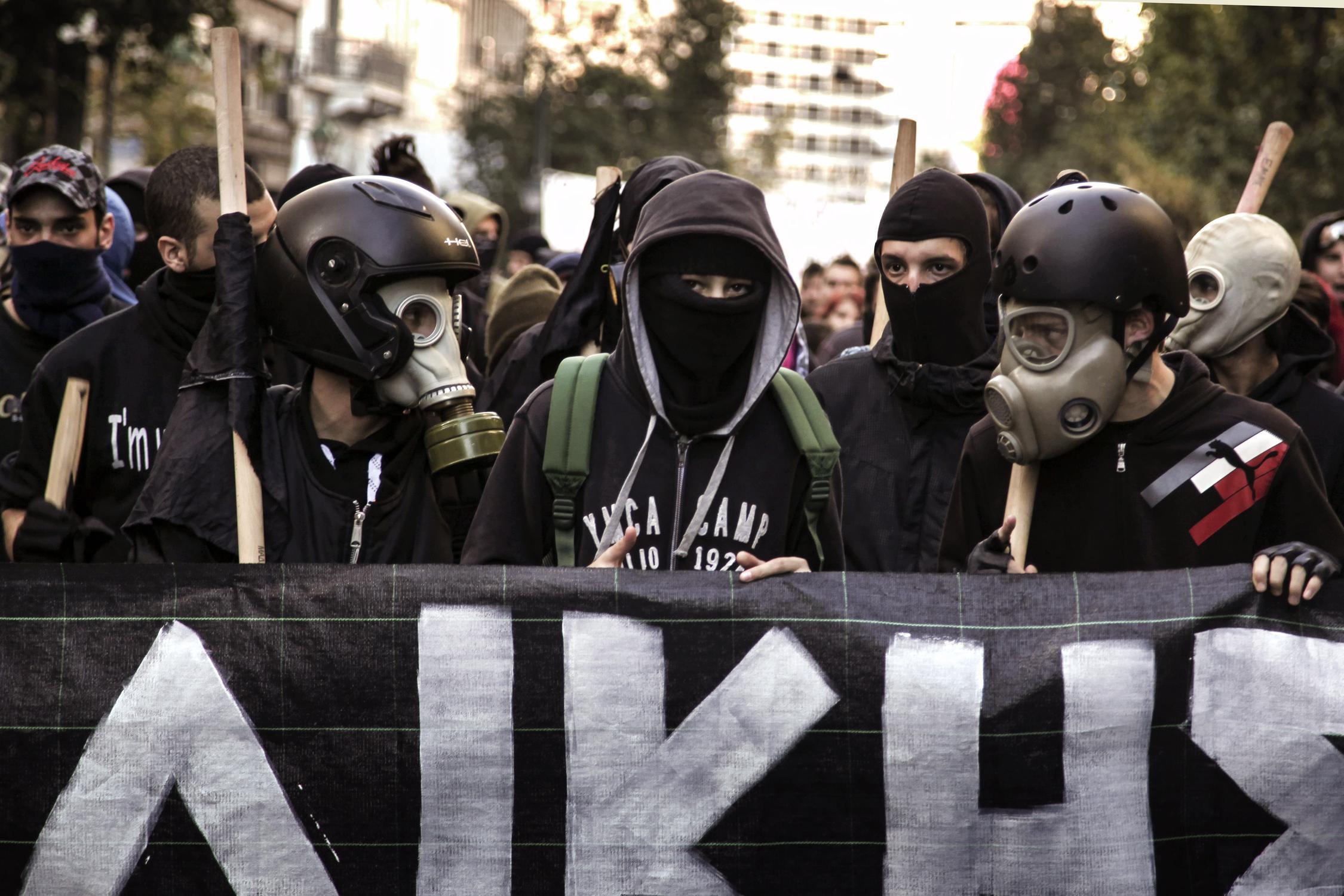 ΕΚΤΑΚΤΟ – ΧΑΟΣ ΣΤΟ ΚΕΝΤΡΟ ΤΗΣ ΑΘΗΝΑΣ: ΑΝΑΡΧΙΚΟΙ ΕΚΑΝΑΝ ΛΑΜΠΟΓΙΑΛΟ ...