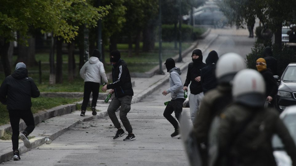 ΚΟΛΑΣΗ ΣΤΑ ΕΞΑΡΧΕΙΑ: ΞΕΚΙΝΗΣΑΝ ΒΕΝΤΕΤΑ ΟΙ ΑΝΑΡΧΙΚΟΙ ΜΕΤΑ ΤΗΝ ΕΠΙΧΕΙΡΗΣΗ ...