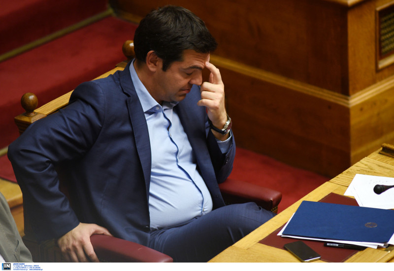ΤΟΥ ΕΚΛΕΙΣΕ ΤΗΝ ΠΟΡΤΑ ΣΤΑ ΜΟΥΤΡΑ! ΤΟΝ ΦΤΥΝΟΥΝ ΑΚΟΜΑ ΚΑΙ ΓΙΑ ΜΙΑ ΘΕΣΗ ...