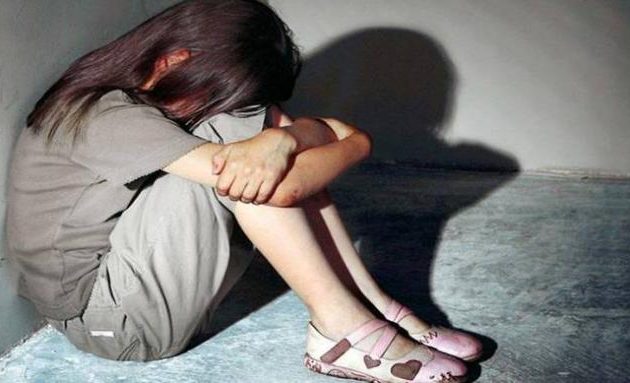 Η ΒΡΩΜΙΑΡΑ… Μάνα «έστησε» τον βιασμό της 6χρονης κόρης της από τον ...