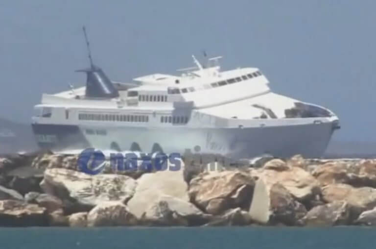 ΣΥΓΚΛΟΝΙΣΤΙΚΕΣ ΕΙΚΟΝΕΣ ΑΠΟ ΤΗΝ ΝΑΞΟ: ΈΓΕΙΡΕ ΤΟ «PAROS JET» ΣΤΑ ...