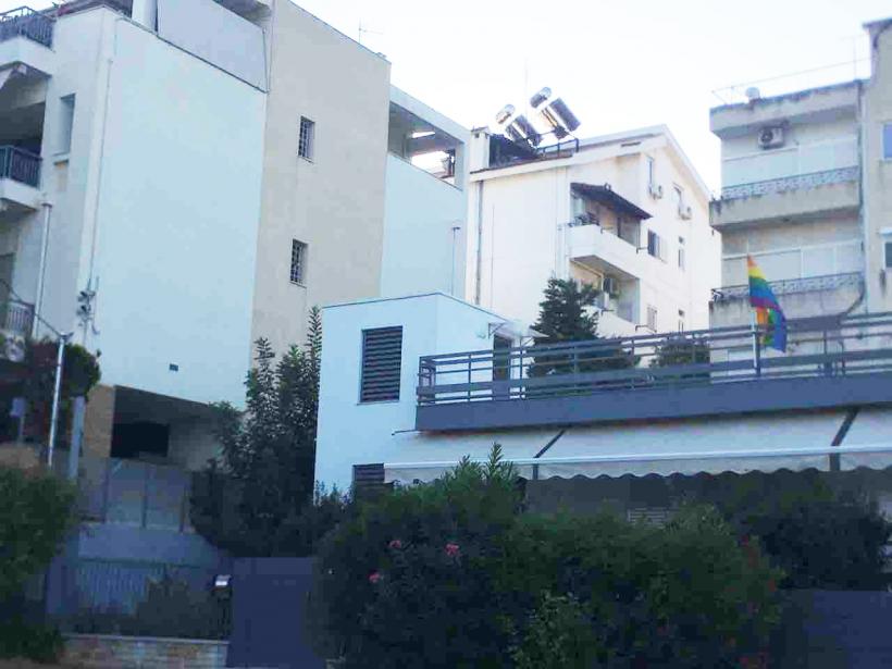 Η ΣΗΜΑΙΑ ΤΩΝ ΟΜΟΦΥΛΟΦΙΛΩΝ ΔΙΠΛΑ ΣΤΗΝ ΟΙΚΙΑ ΤΟΥ ΑΡΧΗΓΟΥ ΤΟΥ ΓΕΣ ...